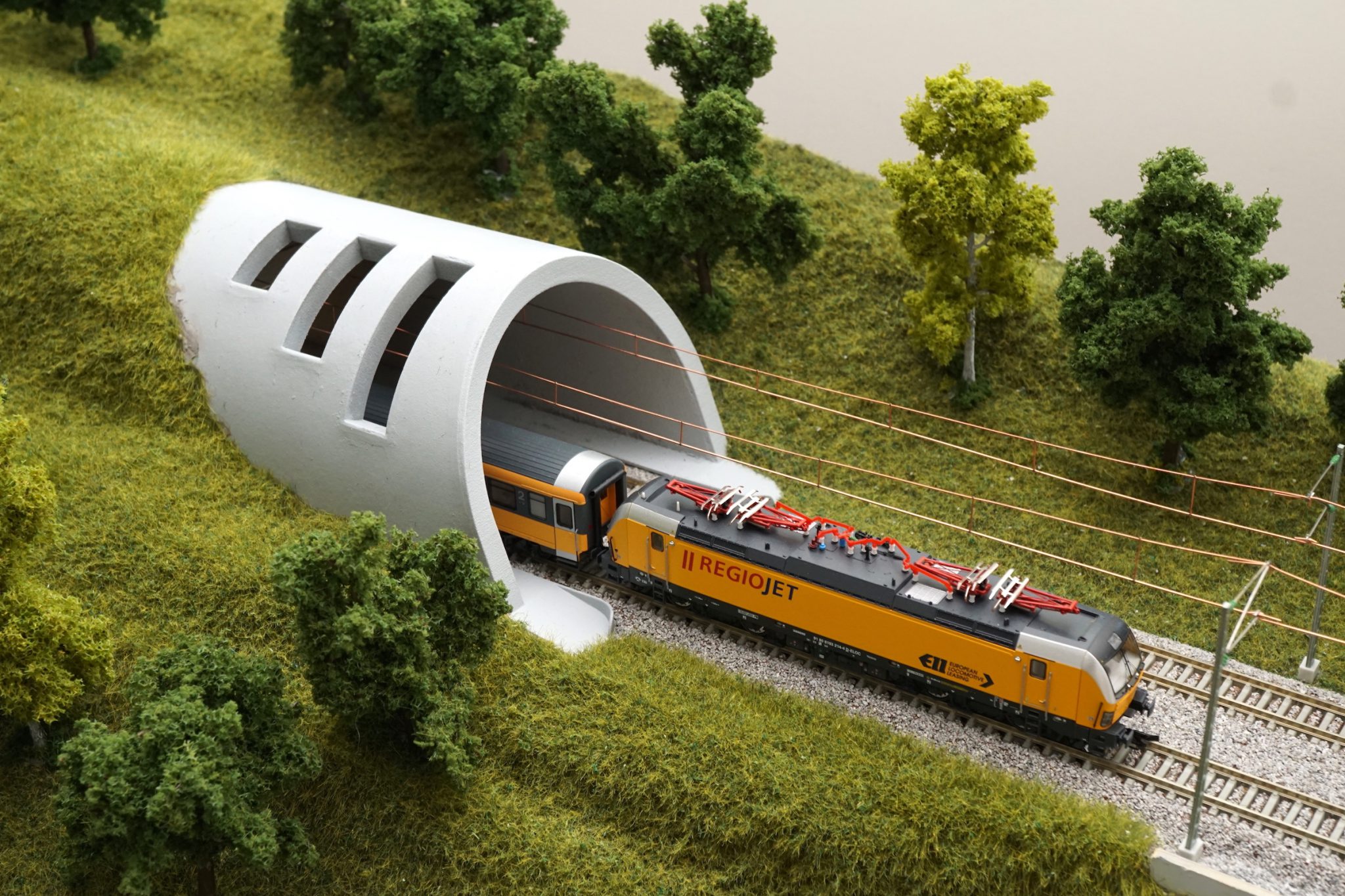Moderner Tunnel im Modell – Robis Bahnen